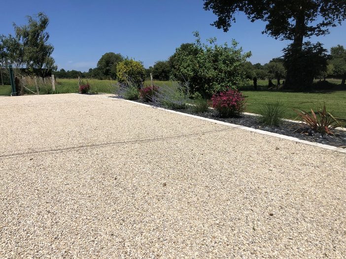 Allée en gravier, pavage, dallage, sable - Les Jardins d'Anto