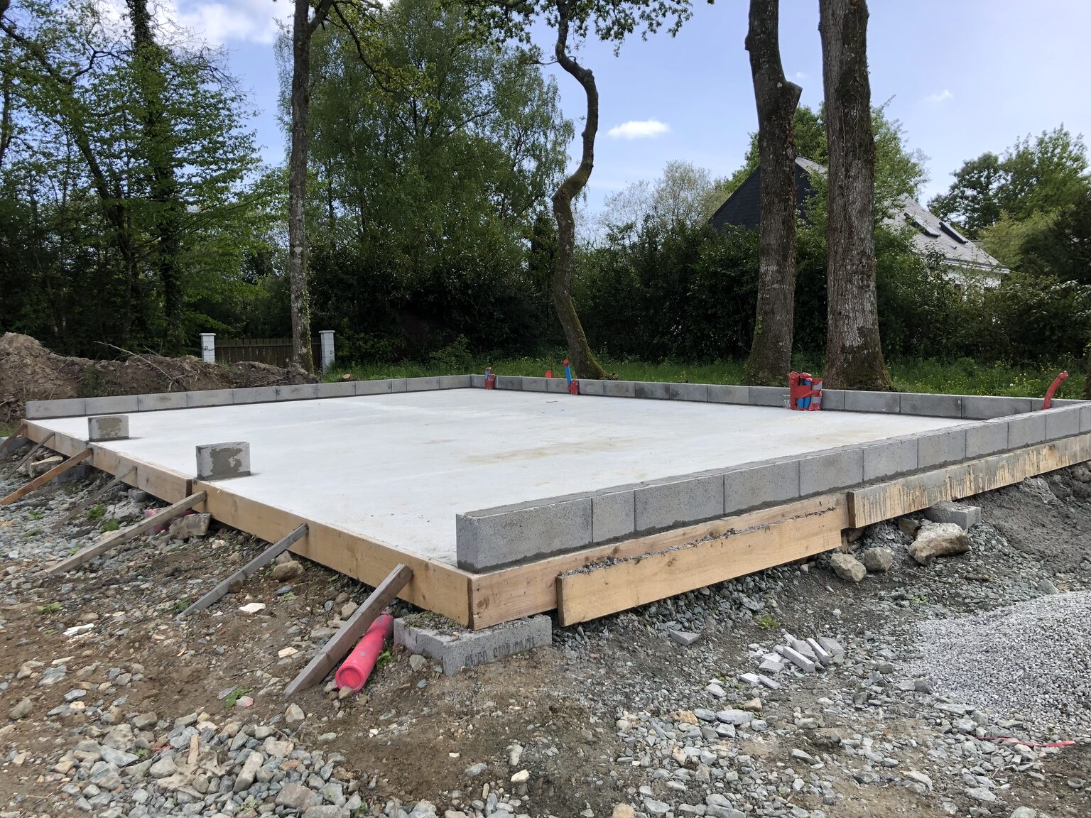 Muret en parpaing, bordure et dalle en béton - Les Jardins d'Anto