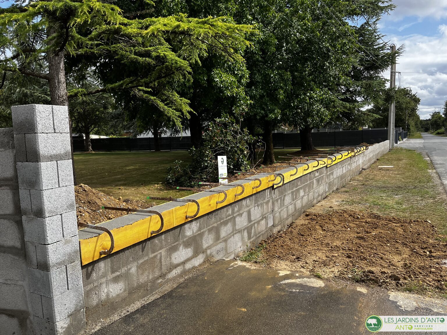 Murette en parpaings avec chaperons maçonnés et piliers - Fay-de-Bretagne