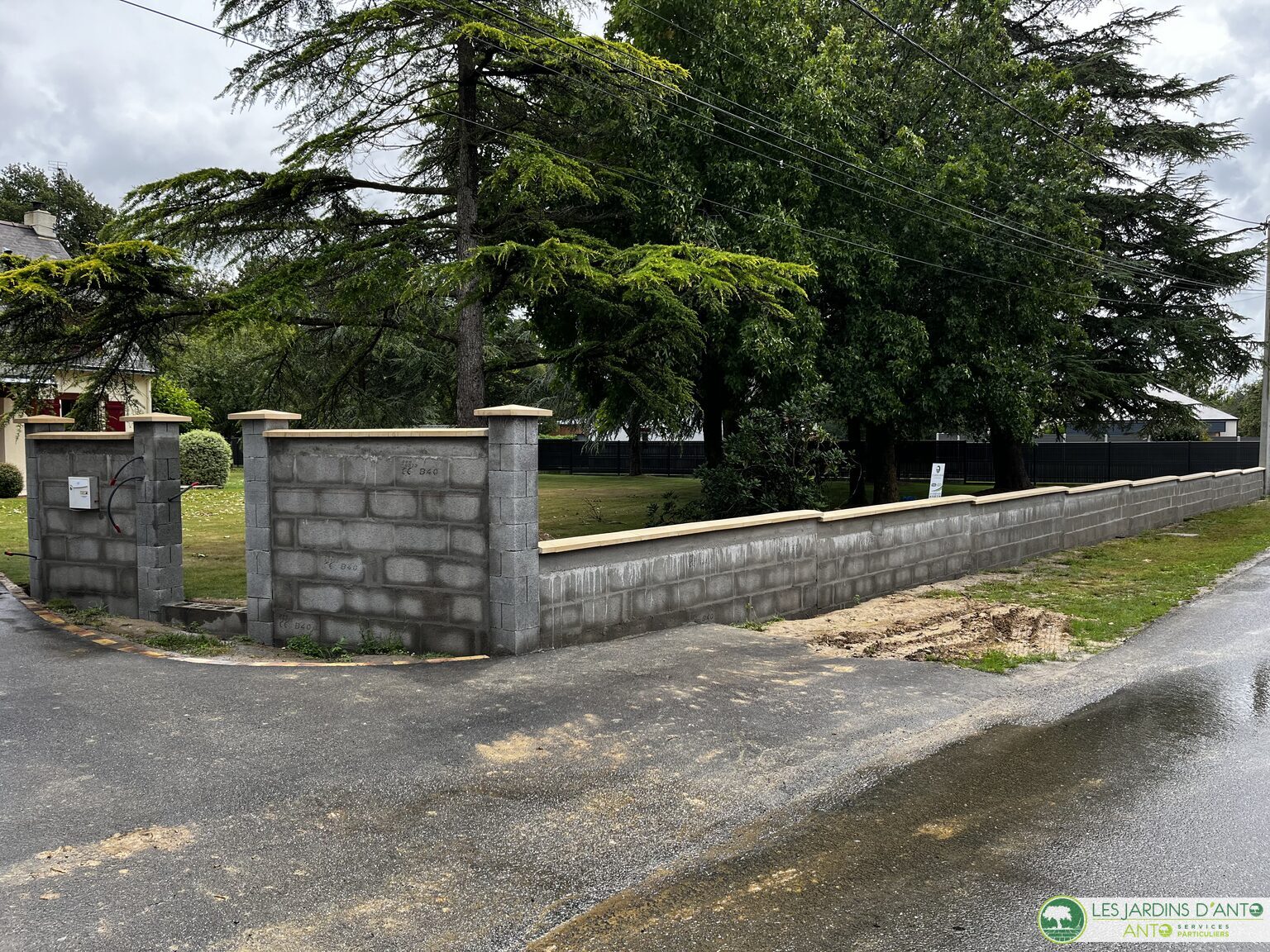 Murette en parpaings avec chaperons maçonnés et piliers - Fay-de-Bretagne