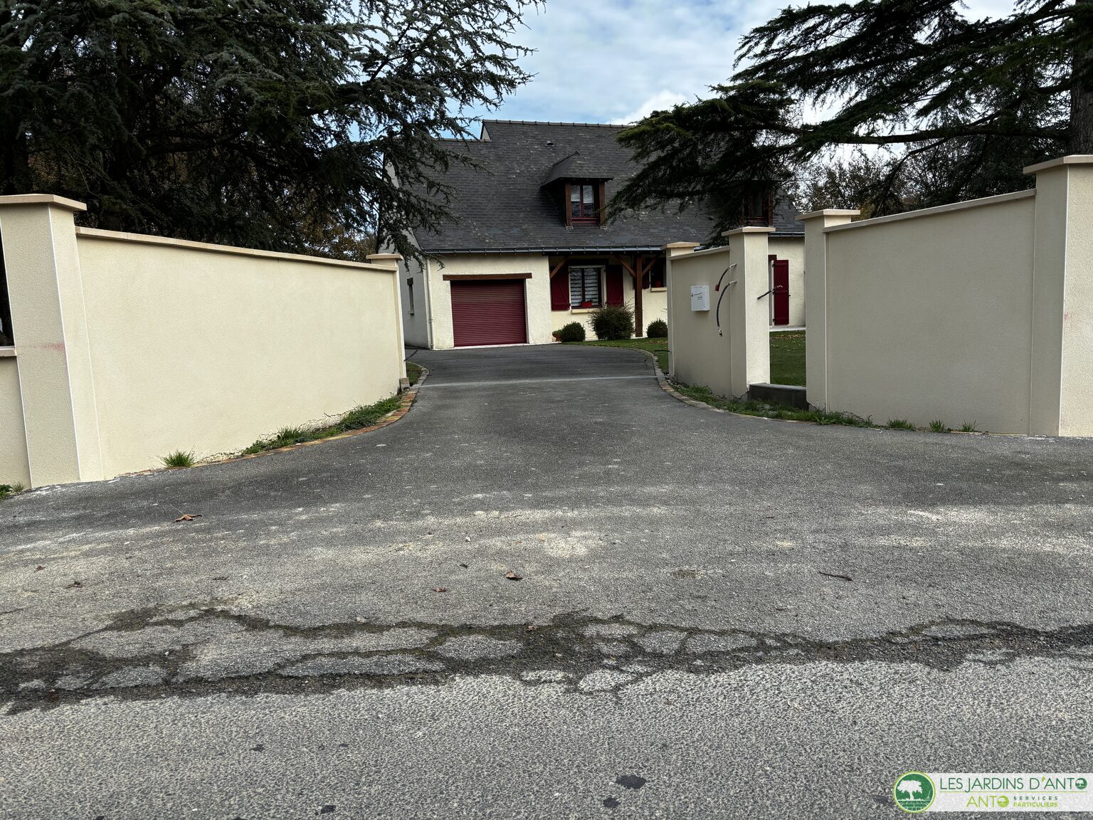 Murette en parpaings avec chaperons maçonnés et piliers - Fay-de-Bretagne