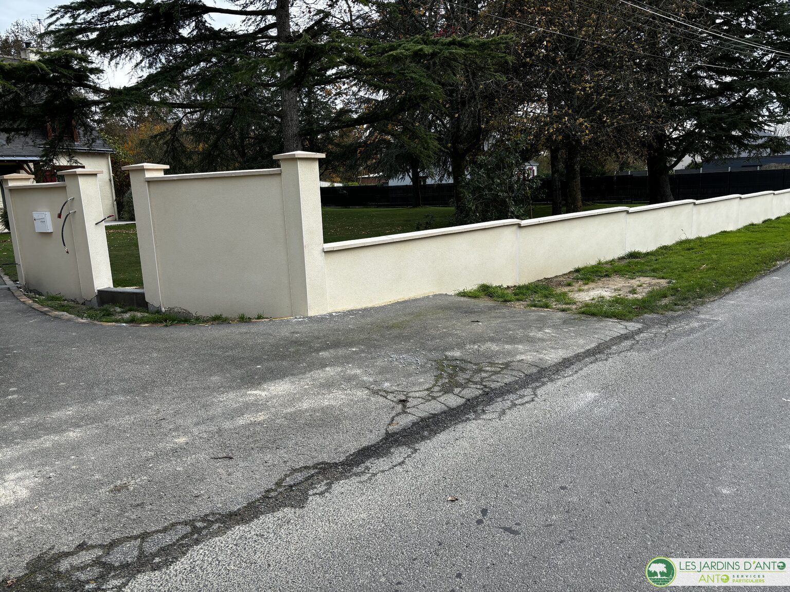 Murette en parpaings avec chaperons maçonnés et piliers - Fay-de-Bretagne