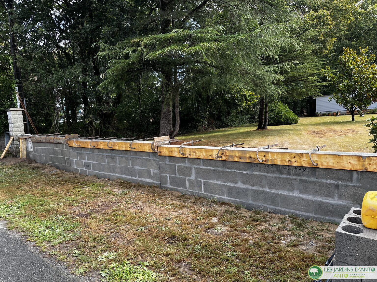 Murette en parpaings avec chaperons maçonnés et piliers - Fay-de-Bretagne